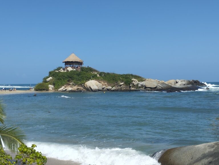 Descubre la belleza natural del Parque Nacional Tayrona en Colombia ...